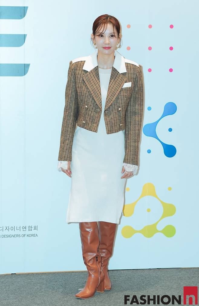 애프터스쿨 정아 두아이 엄마의 당당한 슈트 핏 크롭 재킷 나들이룩 패션엔
