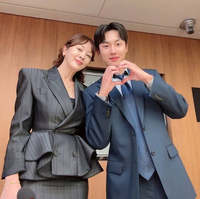이승연 본부장 아들 비주얼 깜짝 56세 파워동안 슈트핏 셋업룩 뷰티는 내운명