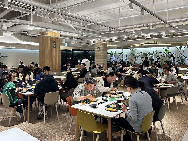 11시 좀 넘었는데” 식당 줄 어마어마점심시간 ‘국룰이 변했다
