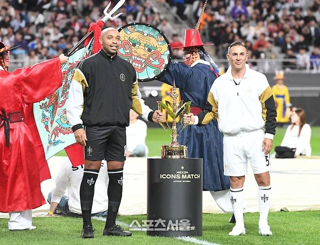 이게 되네요” 실제 축구로 성사된 ‘꿈의 라인업6만명 모은 ‘아이콘 매치 축구 ‘축제의 새 장 열었다 Ss현장