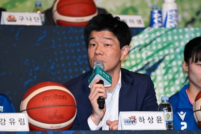 감독과 선수 마음 통했다 Wkbl 6개 구단 감독들이 꼽은 우승 후보는 삼성생명 변화 적어 팀워크 기대” Wkbl 미디어데이