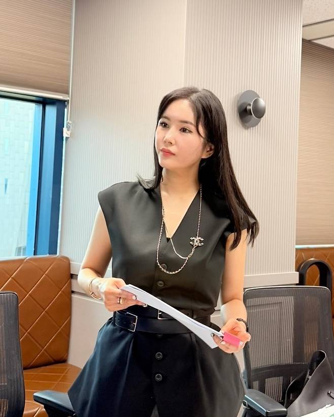 장영란 46살 맞아 블랙 베스트 입고 동안미모 뽐내 스타픽