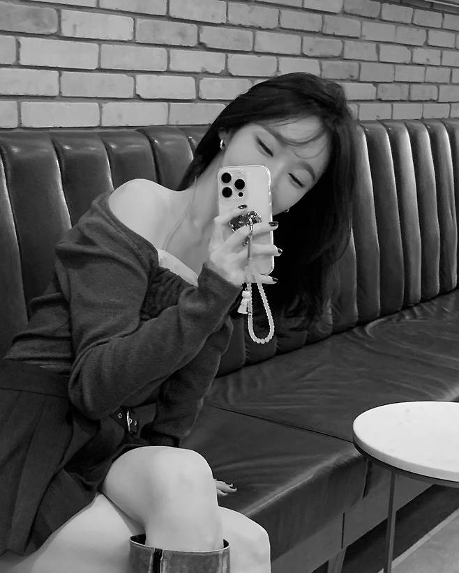 원조 얼짱 강민경 오프숄더 니트 입은 청순미녀 스타픽