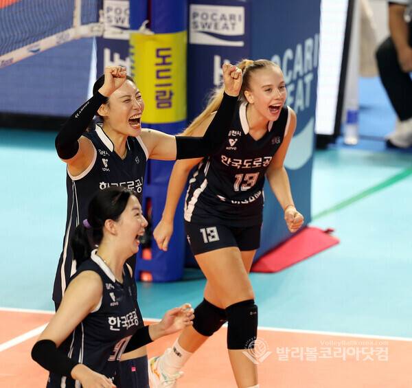 블로킹 성공 기뻐하는 니콜로바