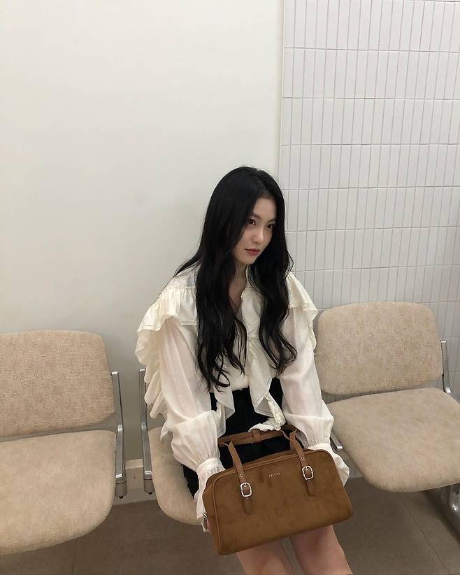 정년이 신예은 청순미가 묻어나오는 프릴 블라우스 스타일링 라이프업