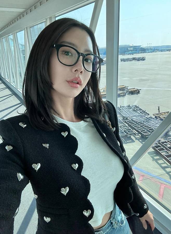 클라라 안경 쓰니 딴사람 더 어려진 내추럴 미모 트위드 재킷 긱시크룩 패션엔