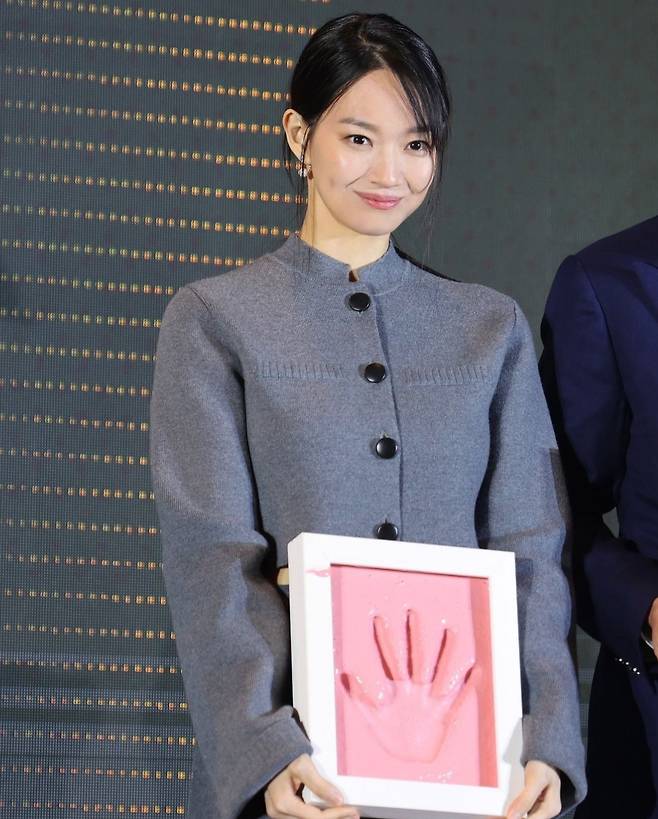 신민아 우아한 머메이드 핏 살짝 크롭도 아름다운 예술인 그레이 셋업룩 스타와 패션