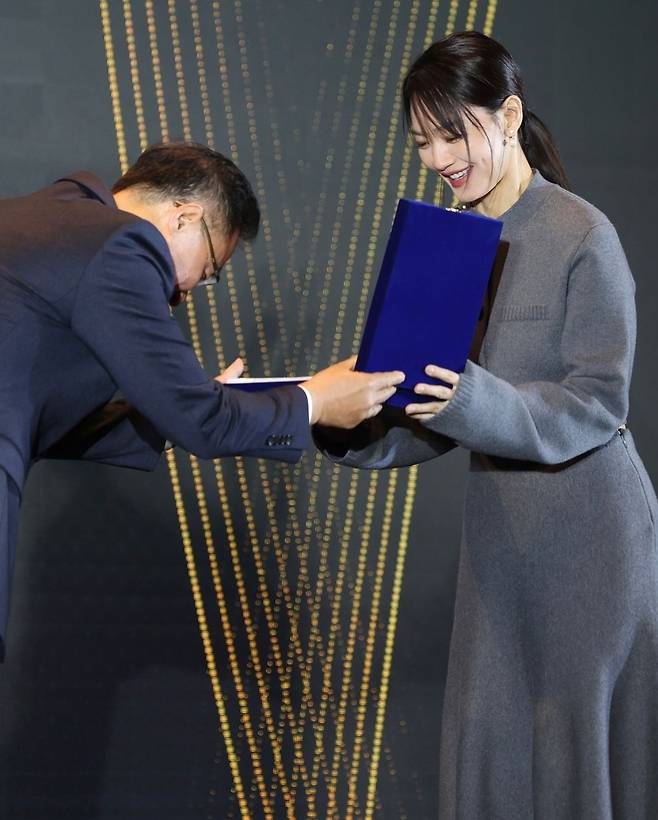 신민아 우아한 머메이드 핏 살짝 크롭도 아름다운 예술인 그레이 셋업룩 스타와 패션