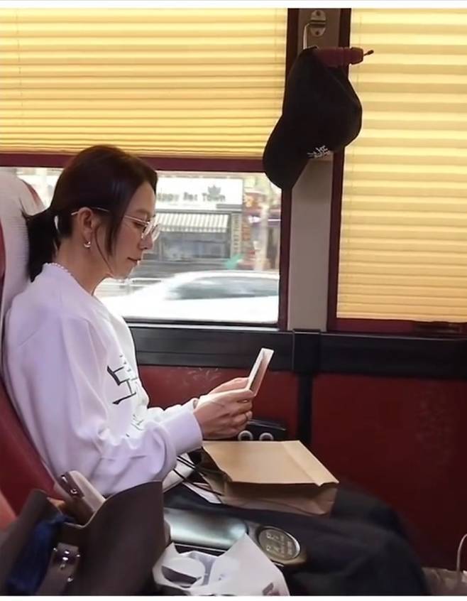 김희애 품격의 아이콘다운 절제미 지적 매력으로 어디서나 시선 압도 뷰티는 내운명