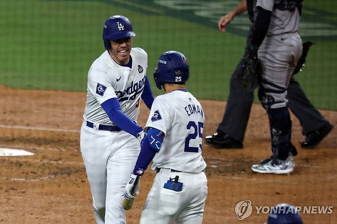 야마모토 6⅓이닝 1피안타 역투다저스 홈런 3방으로 Ws 2연승
