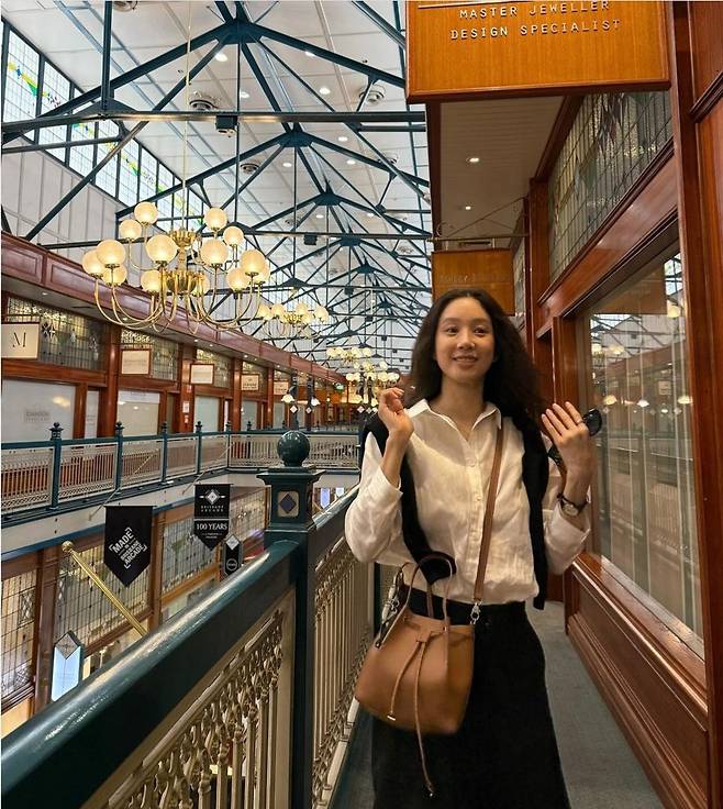 정려원 산책이 좋은 도시녀 세련된 가을 분위기 뽐낸 청순 셔츠 와이드 팬츠룩 뷰티는 내운명
