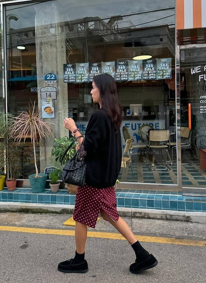 고소영 친근한 동네 언니 땡땡이 스커트에 루즈핏 카디건 동네 마실룩 패션엔