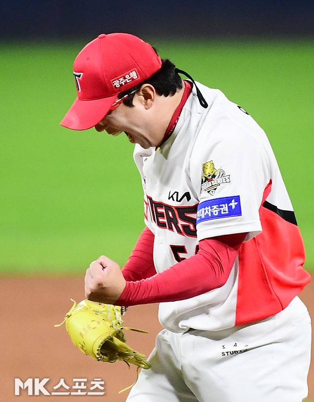 내년 내후년에도 이런 자리에 있다면”7년 만의 우승에도 만족하지 않은 대투수 이제는 ‘왕조 구축 바라본다 Kia V12