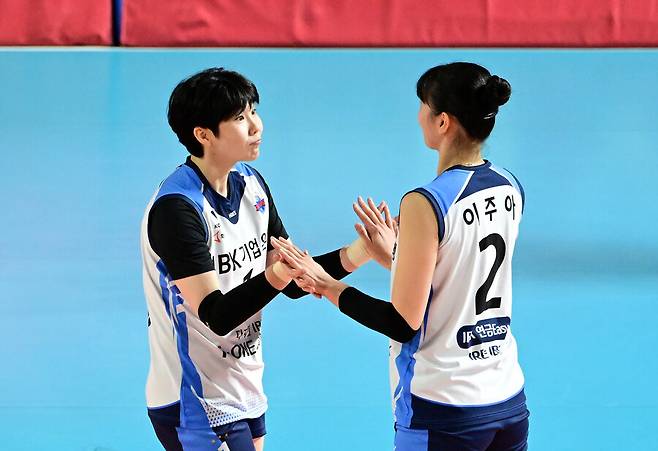 빅토리아 37점 폭발 Ibk기업은행 풀세트 접전 끝에 정관장에 역전승