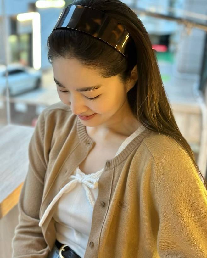 전진 아내 류이서 예쁘다는 머리띠만 며칠째 리본 묶은 카디건과 청바지로 사랑스러워 뷰티는 내운명