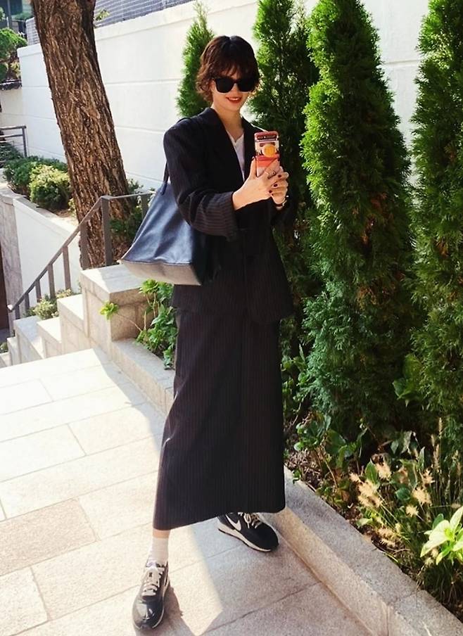 모델 송경아 가을에 딱 멋스럽게 떨어진 롱 스커트and재킷 까페 나들이룩 패션엔