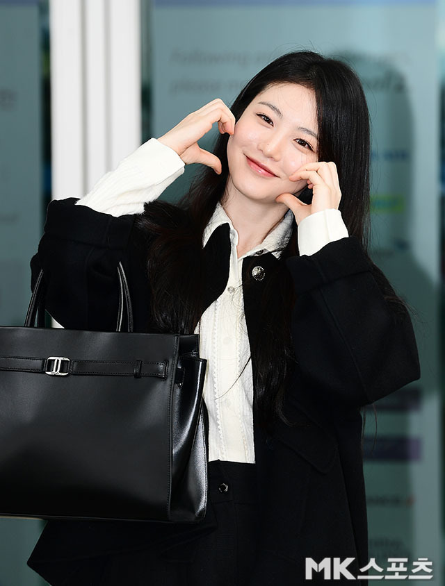 신예은 정년이 영서 예쁨 뚝뚝 시크한 블랙 앤 화이트 공항 패션 뷰티는 내운명