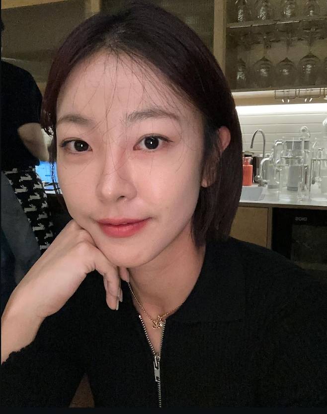 고원희 2년차 새댁 확 바뀐 헤어로 셀카 폭발 세련된 U넥 가죽 재킷룩 뷰티는 내운명