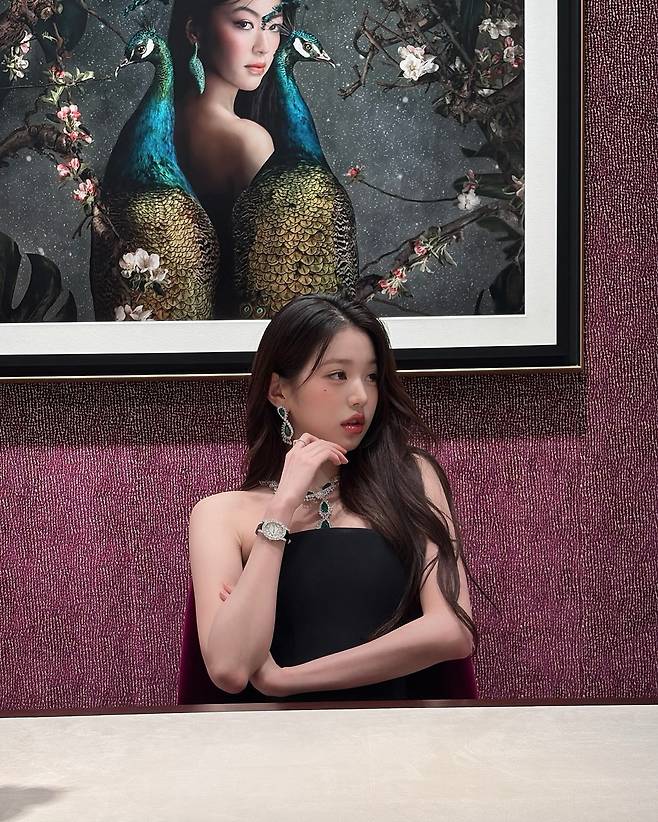 장원영 블랙 드레스 입고 잘록한 허리 뽐내는 중 스타픽
