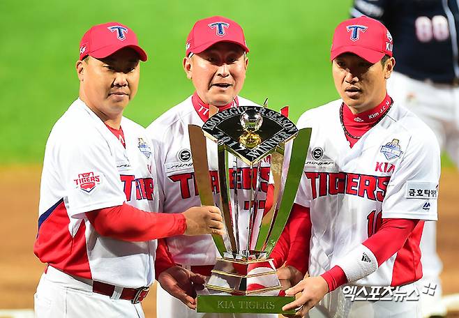 꽃감독 요청에 '1981년생 동갑내기' V11 멤버, KIA로 돌아오다..."내 마음을 가장 잘 아는 코치"