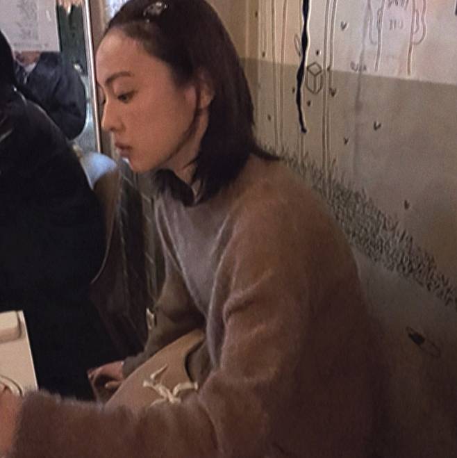 기생수 전소니 삔 꽂은 내추럴 미모 세련된 브라운 니트 롱스커트룩 뷰티는 내운명