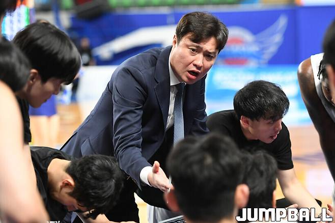 ‘17점 차 대역전극 강혁 감독 4쿼터 6실점 선수들에게 힘이 생겼다”
