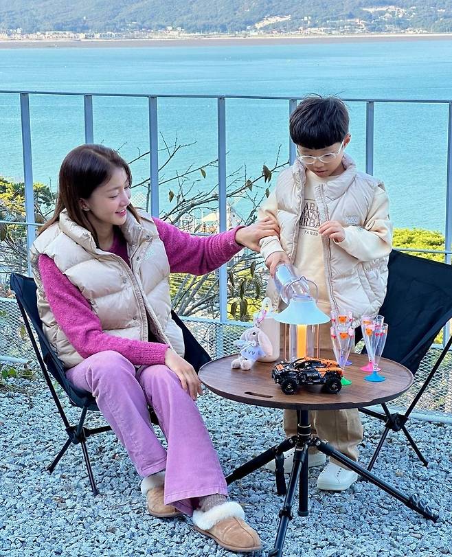 이시영 아들과 행복한 힐링 캠핑 포근한 스웨터 코듀로이 커플룩 스타와 패션
