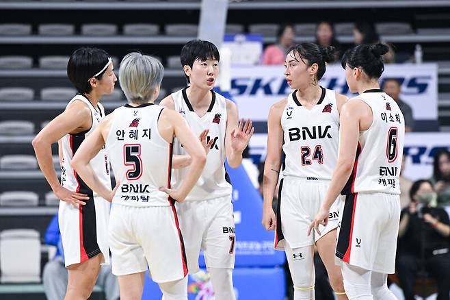[BK 프리뷰] '2승 무패' BNK와 KB, 한 팀은 부산에서 시즌 첫 패 떠안는다