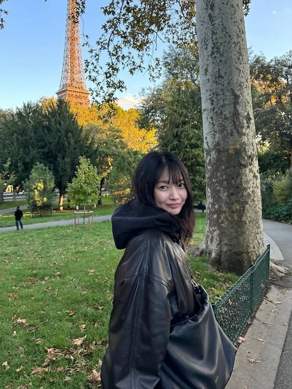 신민아 파리 가을과 어우러진 루즈 핏 레더 재킷 도시 여신의 매력 발산 스타와 라이프