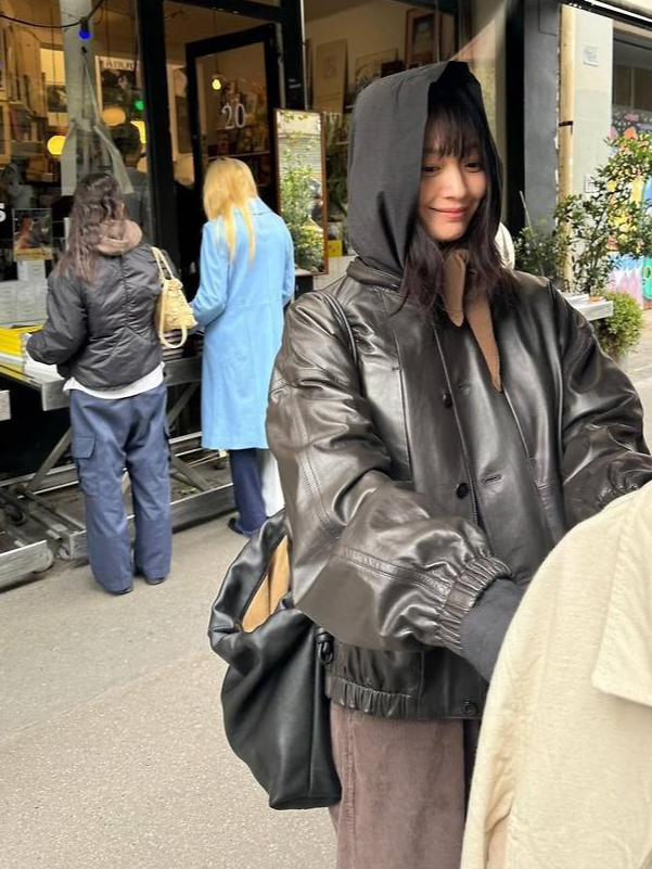 신민아 파리 가을과 어우러진 루즈 핏 레더 재킷 도시 여신의 매력 발산 스타와 라이프