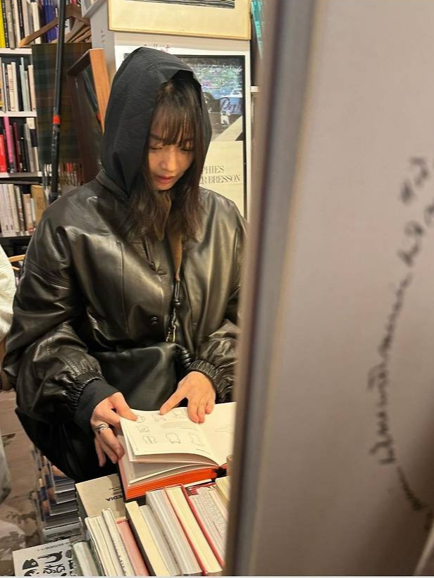 신민아 파리 가을과 어우러진 루즈 핏 레더 재킷 도시 여신의 매력 발산 스타와 라이프