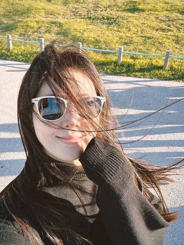 한채아 딸과의 산책에서 빛난 올블랙 패션 우아한 니트 롱스커트룩 스타와 라이프