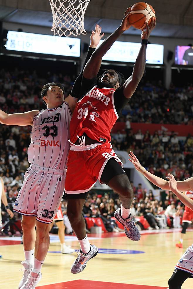 [BK 리뷰] '달리고, 달리고, 달리고' SK, KCC 완파... 2연승 '단독 2위 유지'