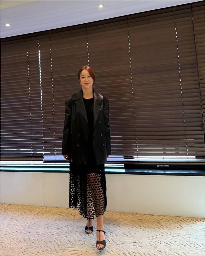 백지영 시스루 입으니 딴사람 강렬한 존재감 뿜은 시크한 레더 재킷 올블랙 롱스커트룩 뷰티는 내운명