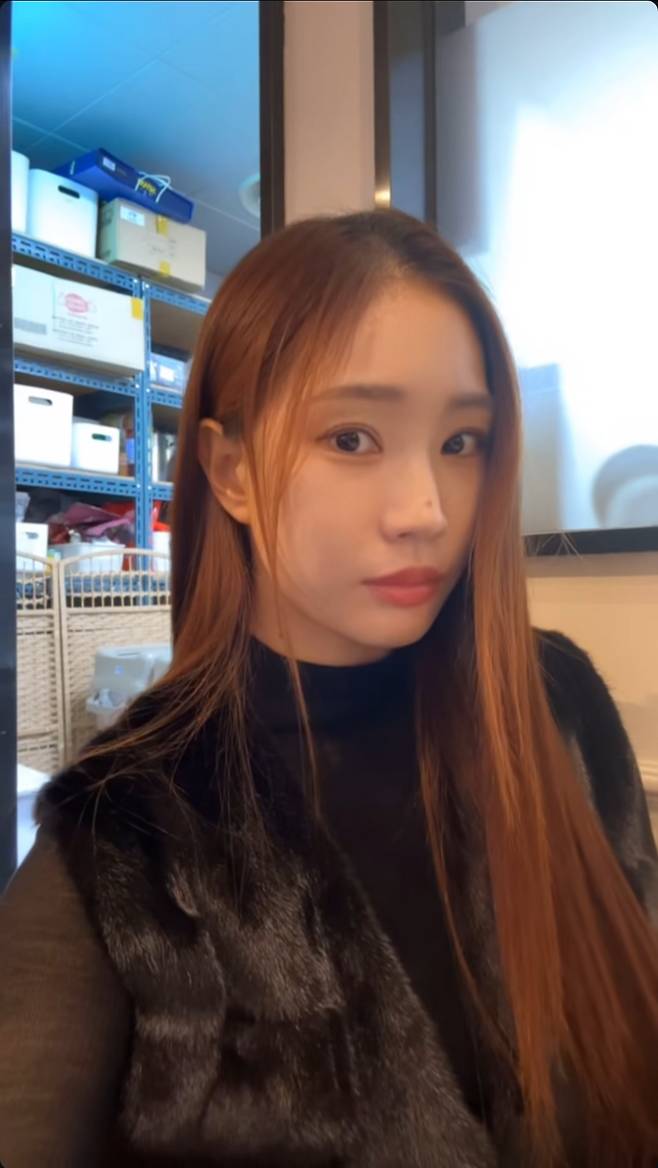 필드 여신 유현주 골프복 벗고 퍼 베스트 딱붙핏 팬츠로 뽐낸 S라인 사복패션 스타와 패션