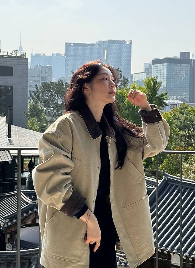 김연아 여왕의 민낯 툭 걸친 오버핏 재킷 꾸안꾸 가을 데일리룩 패션엔