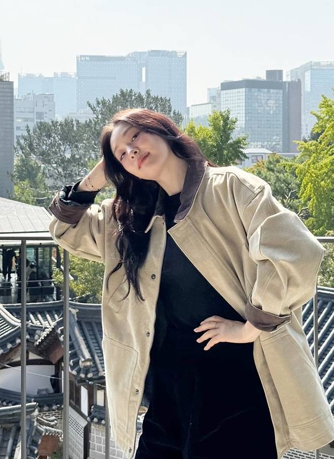 김연아 여왕의 민낯 툭 걸친 오버핏 재킷 꾸안꾸 가을 데일리룩 패션엔