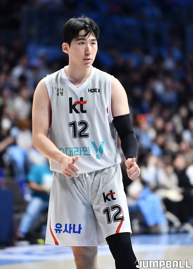관중석에서 Kt 승리 지켜본 문정현 하루 빨리 형들 도와서 이기고 싶어요”