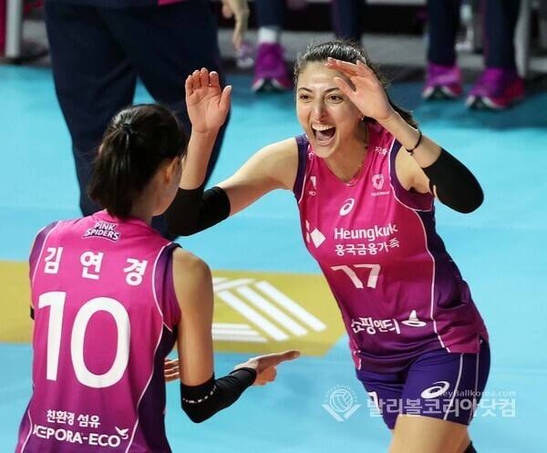 김연경 투트쿠 51점 합작 흥국생명 1r 6연승 정관장에 3 2 승리김수지 블로킹성공 1000개 달성