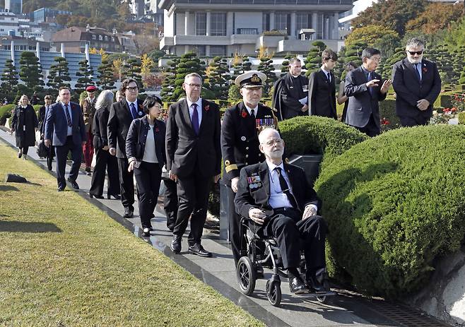 Graves of four fallen British soldiers identified and honored in Busan ...