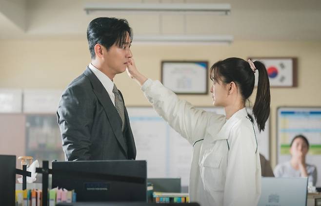 최근 40대에 만나 불같은 사랑에 빠진 남녀 소식 맥스무비