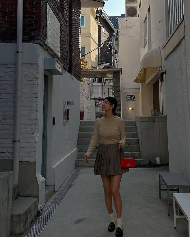 한지혜가죽자켓과 플리츠 스커트 입고 긴기럭지 자랑하며 든 빨간미니백 화제 얼마길래 라이프업