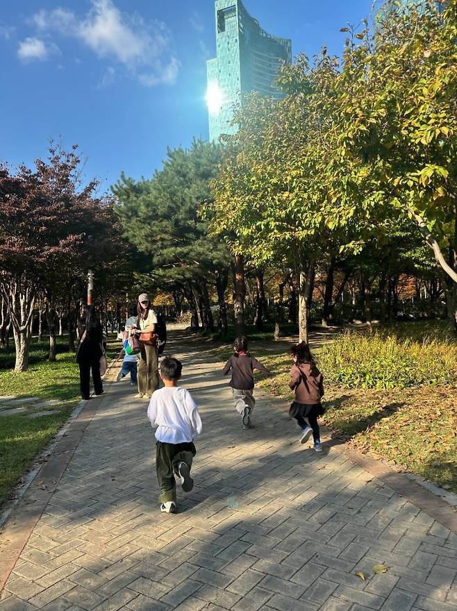 최지우 많은 짐도 거뜬 둘러 맨 예쁜 슈퍼맨 남들과는 다른 빛이 나는 엄마의 피크닉룩 뷰티는 내운명