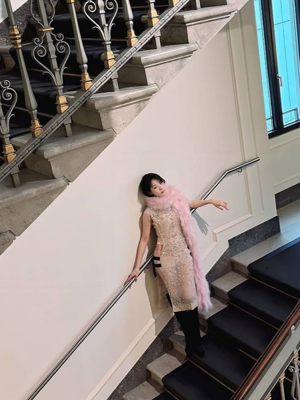 이청아 숨겨왔던 시스루 여신 매력 밀라노에서 빛난 팔색조 자태 스타와 라이프