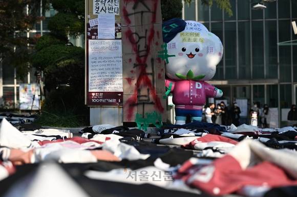 상황 궁금해서”동덕여대 몰래 침입한 남자 대학생 2명 체포