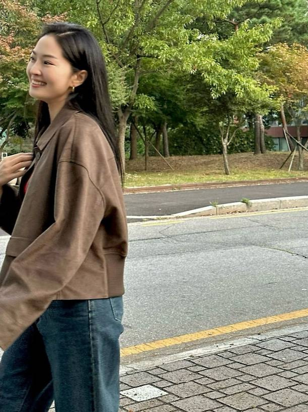 전진 아내 류이서 가을 무드 가득 브라운 재킷으로 완성한 나들이 룩 스타와 라이프