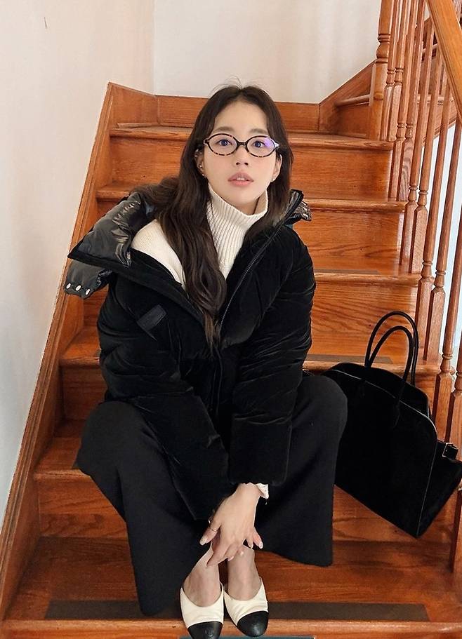 기은세 벨벳 드뮤어룩 터틀넥과 세련된 겨울 감성 벨벳 숏패딩 드뮤어룩 패션엔