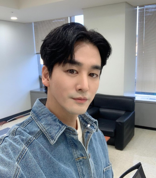 공개열애 웨딩 사진 공개했는데 결별 소식 전한 13살 차 배우 커플 스포엔 뉴세이