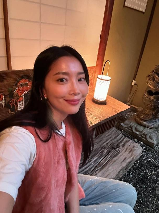 ‘예쁜 엄마 오윤아 배꼽 드러낸 스타일리시한 크롭 퍼 베스트룩 스타와 라이프