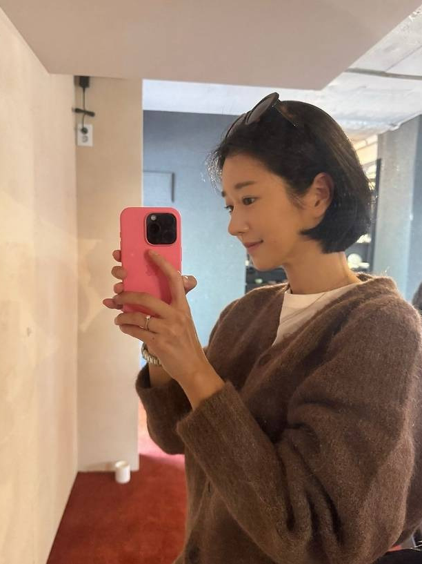 서예지의 소탈한 산책룩 니트와 버뮤다팬츠의 완벽한 조화 스타와 라이프